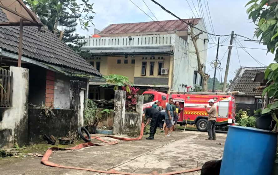 Saluran Air Pak Mulyono Tersumbat, Damkar Lakukan Penyemprotan | Tahu ...
