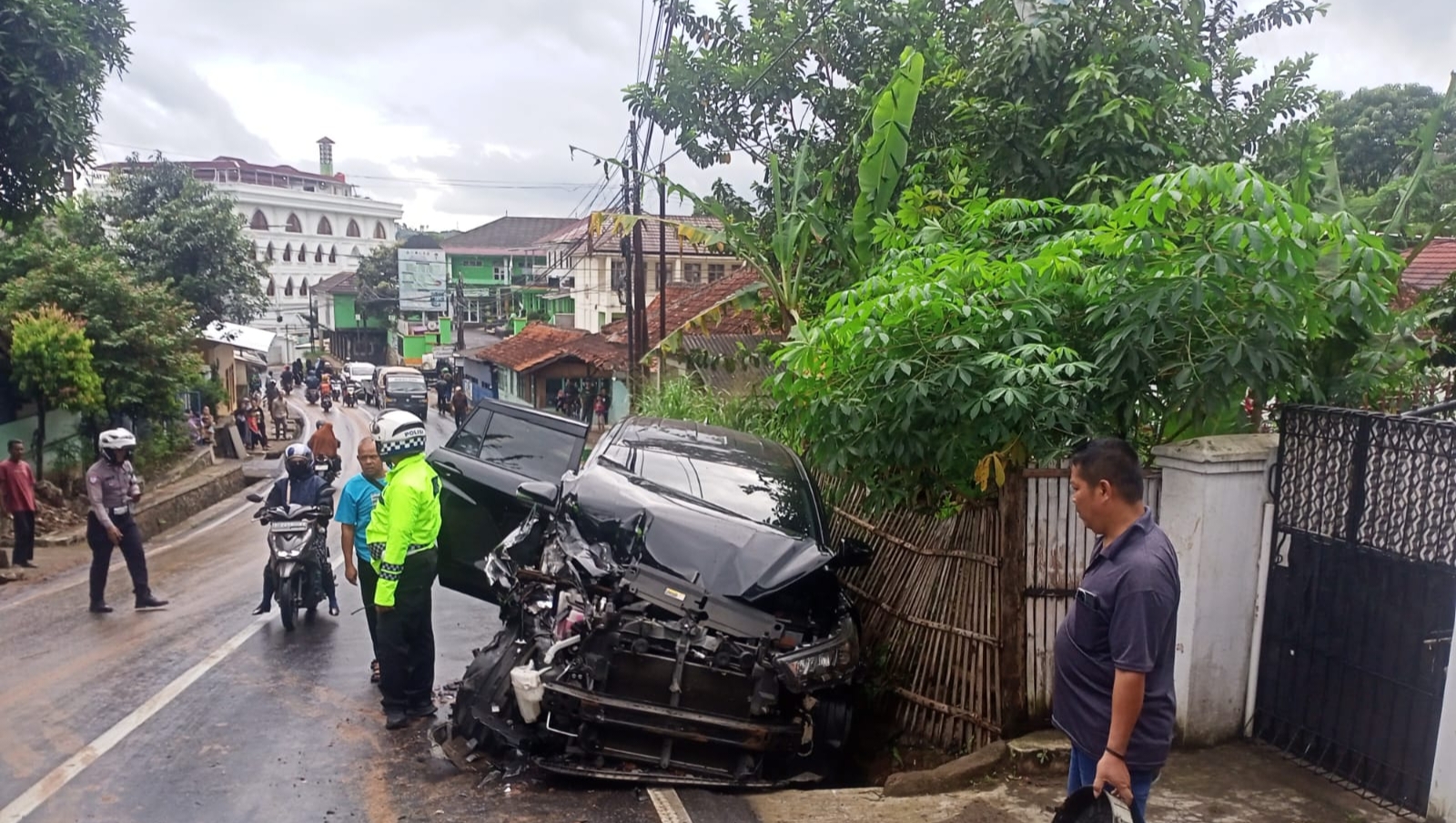Mengerikan, Truk Seret Inova Hingga Ringsek di Jalan Turunan Licin ...