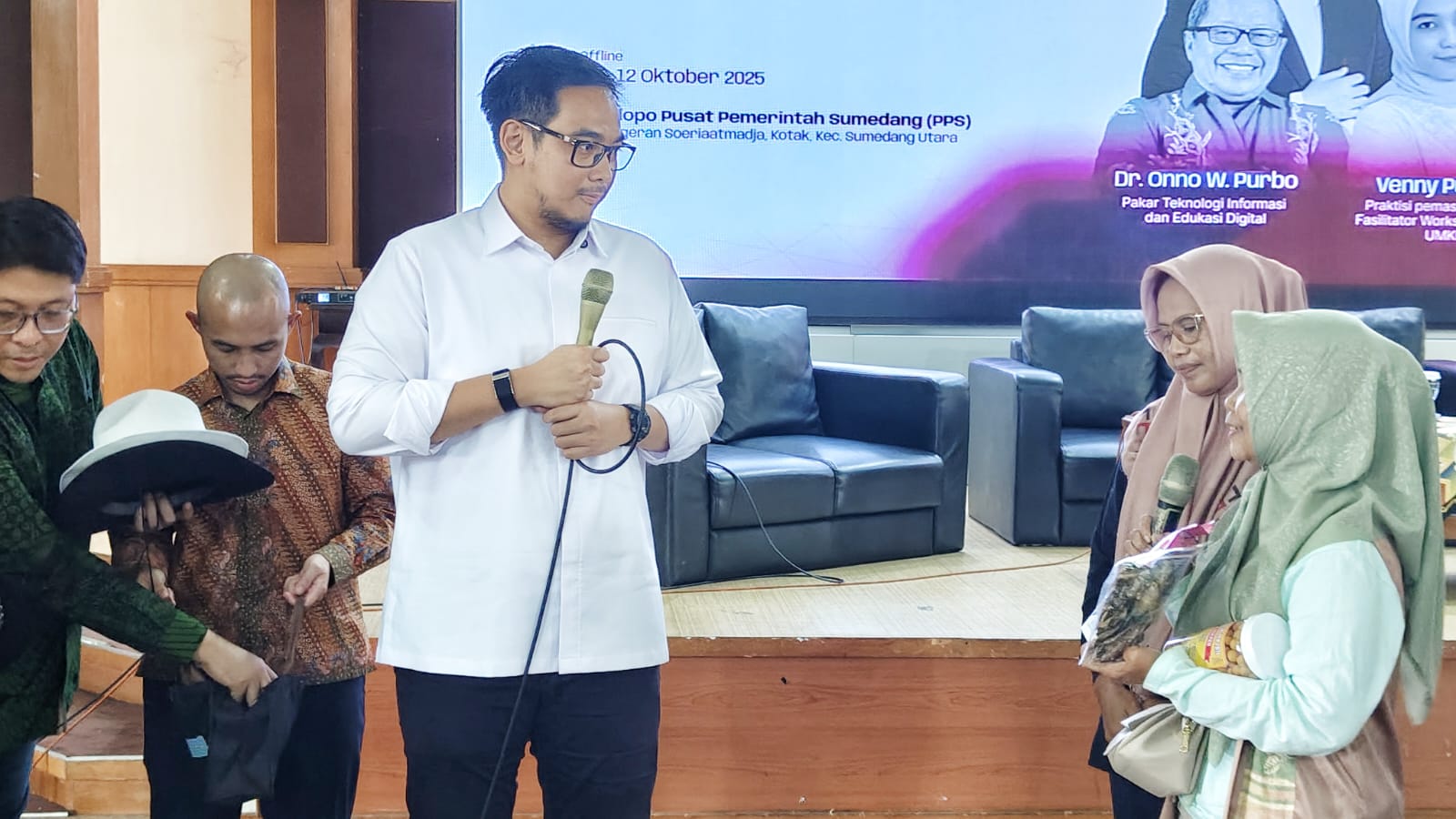 Staff Khusus Presiden Dorong UMKM Sumedang Gunakan Teknologi AI | Tahu ...